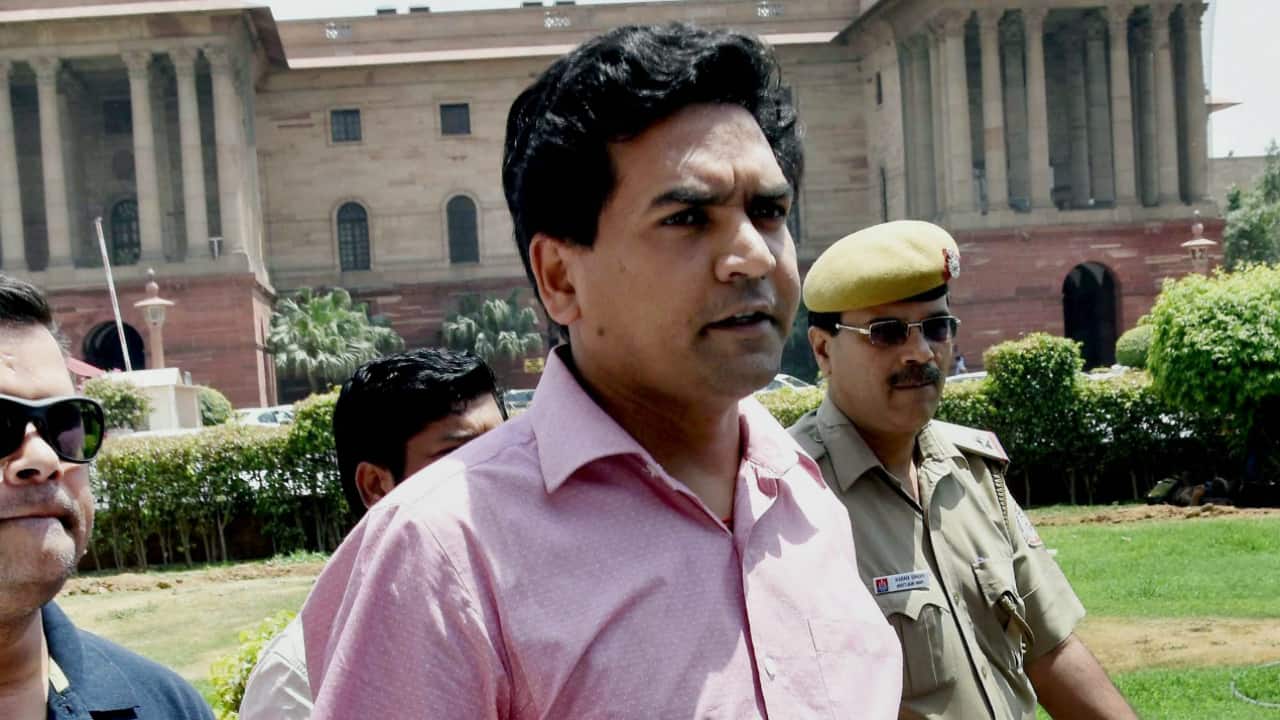 Delhi BJP leaders, Kapil Mishra protest at Arvind Kejriwal's office ...
