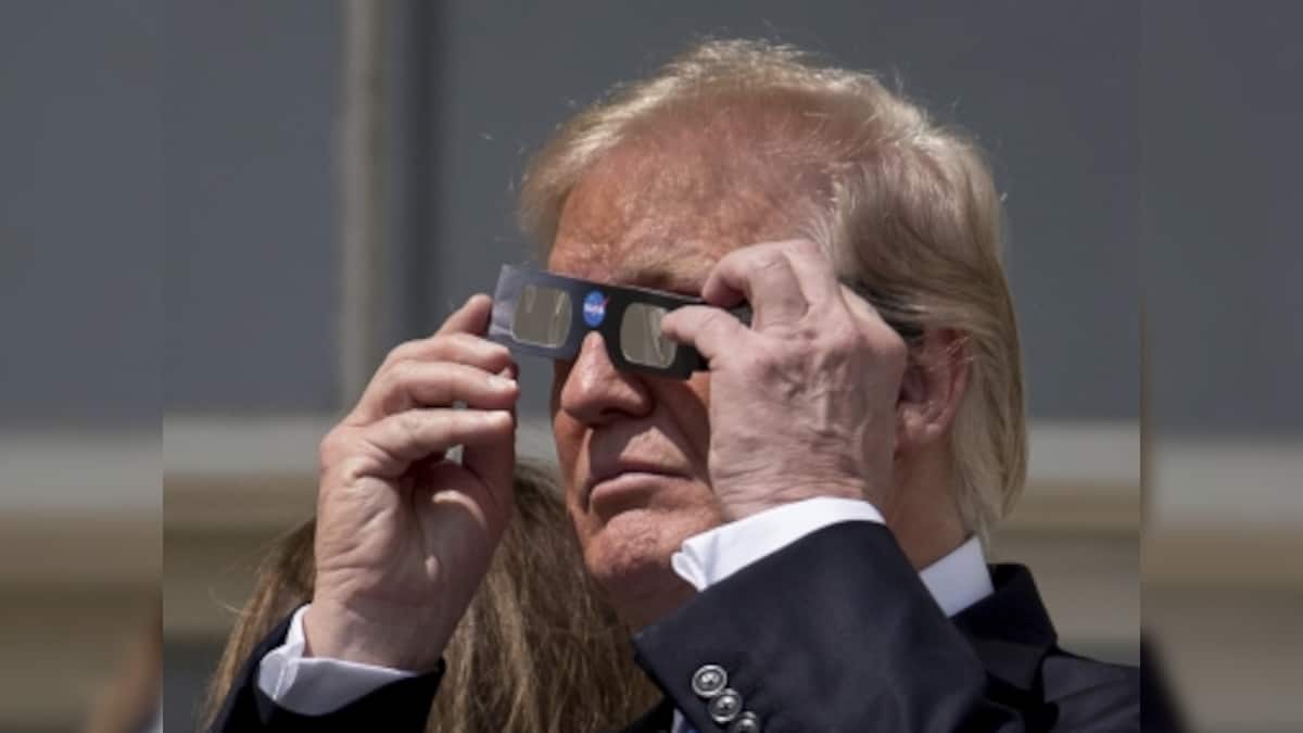 Donald Trump stares directly at Sun during eclipse, wears eye-gear ...