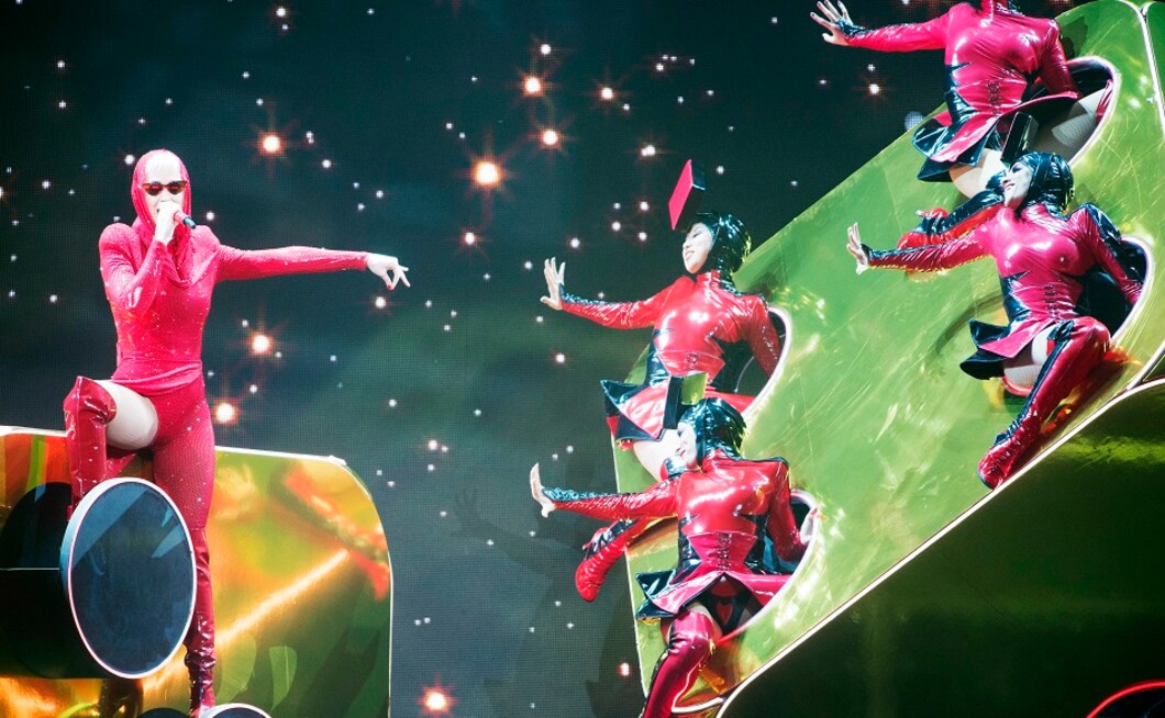 Katy Perry kicks off Witness: The Tour in Montreal by recreating outer ...