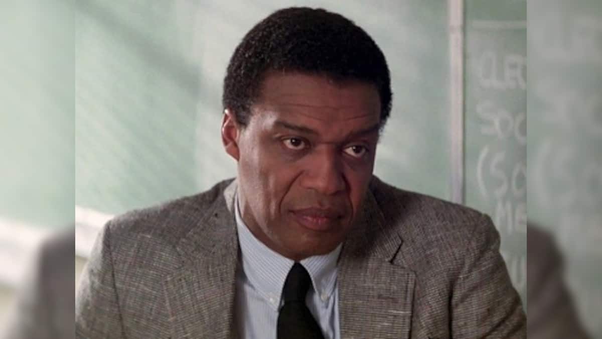 Bernie Casey, former NFL player and first black actor to play James ...