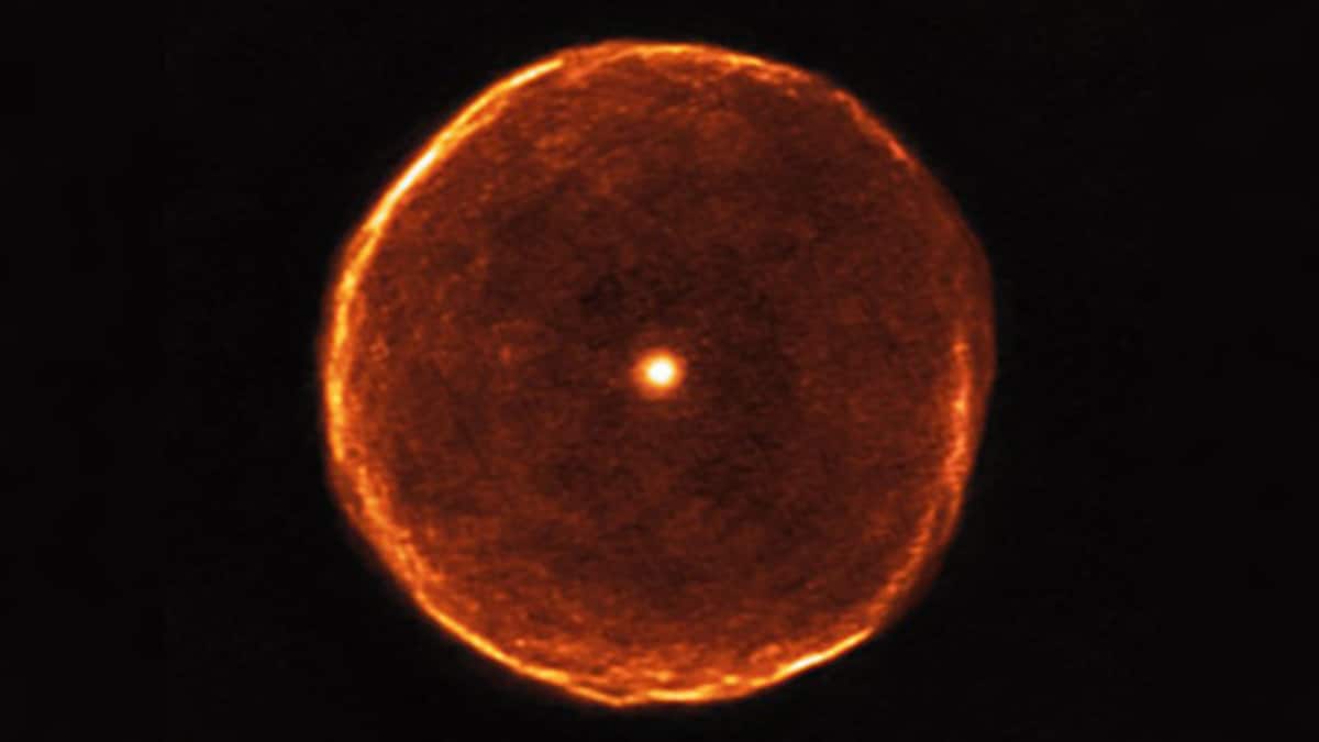 ALMA captures a bubble of ejected material around U Antliae, an ageing ...