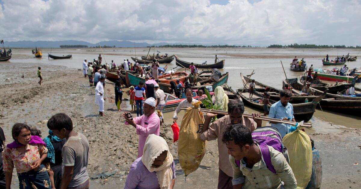 Over 10,000 Rohingyas gather near Bangladesh border as exodus continues ...