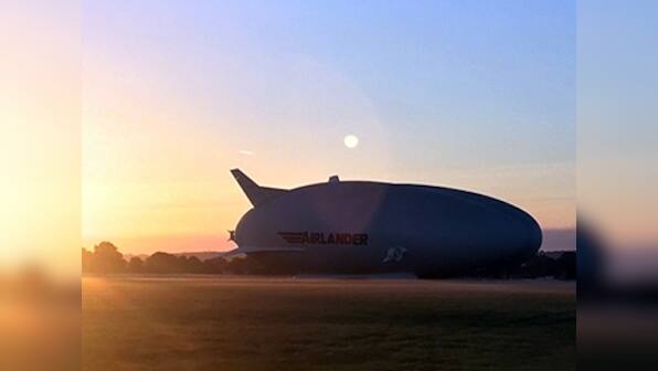 The world's longest aircraft, Airlander 10 rips apart and deflates ...