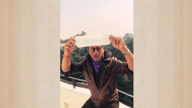 Deepika Padukone, Varun Dhawan, Aamir Khan pose with sanitary napkins ...