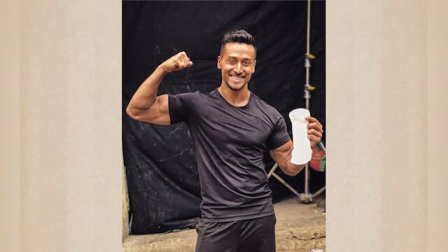 Deepika Padukone, Varun Dhawan, Aamir Khan pose with sanitary napkins ...