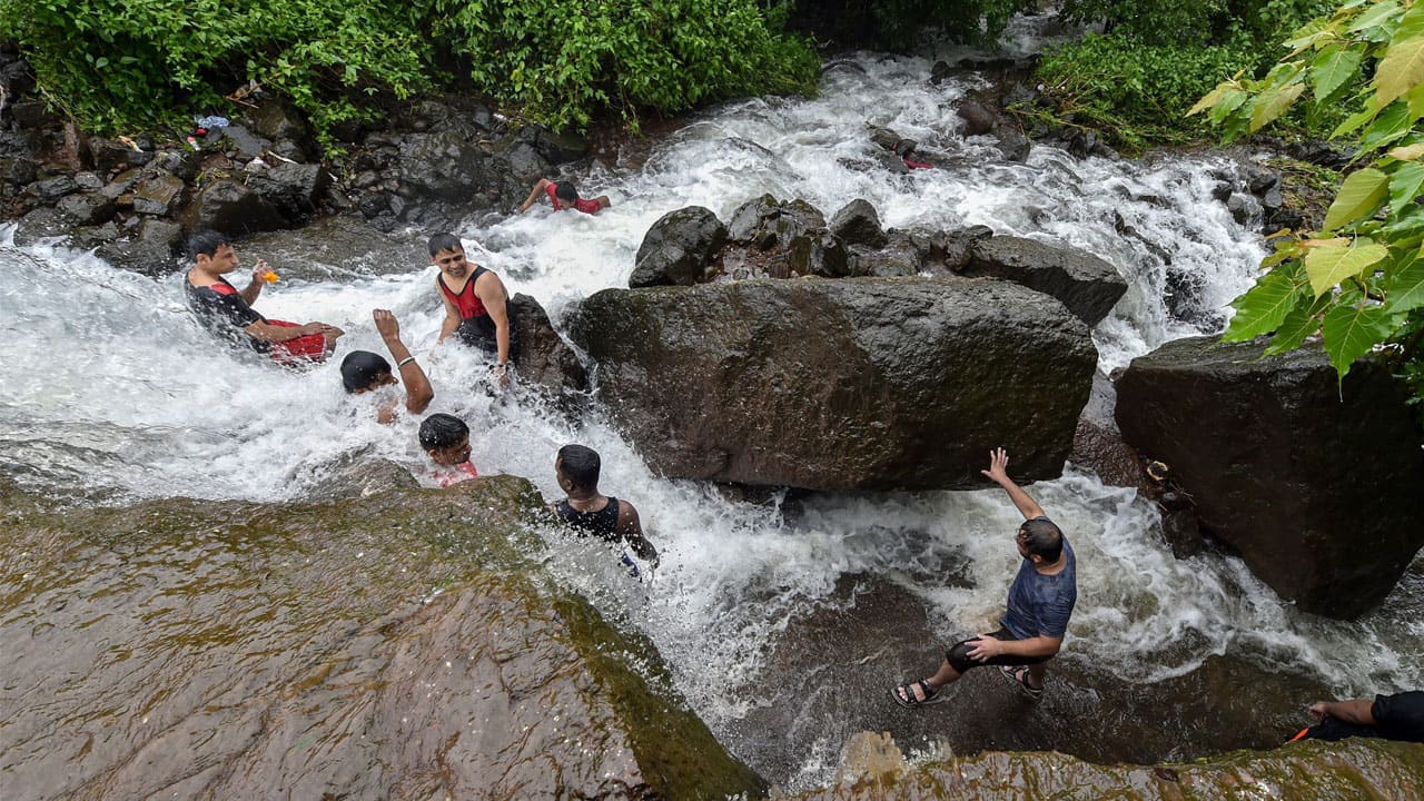Maharashtra: One dead due to heavy rain at Chinchoti waterfall in ...