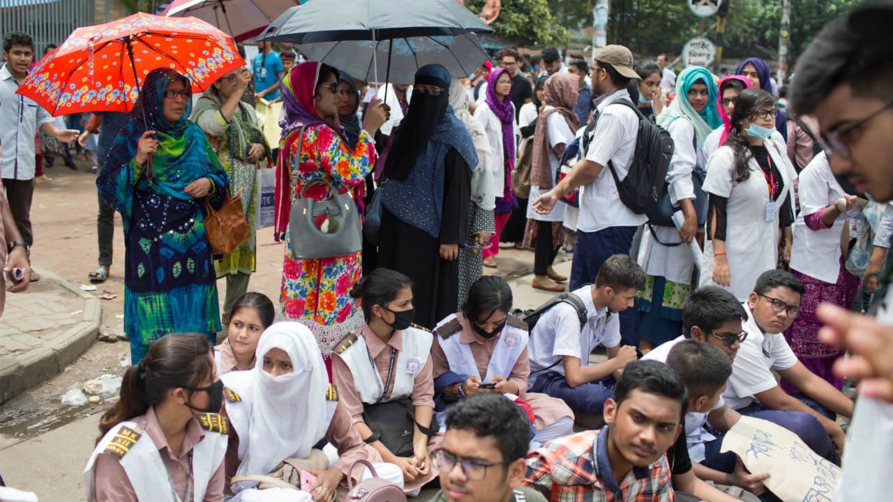 Bangladesh student protests: Mobile internet shut down across country ...