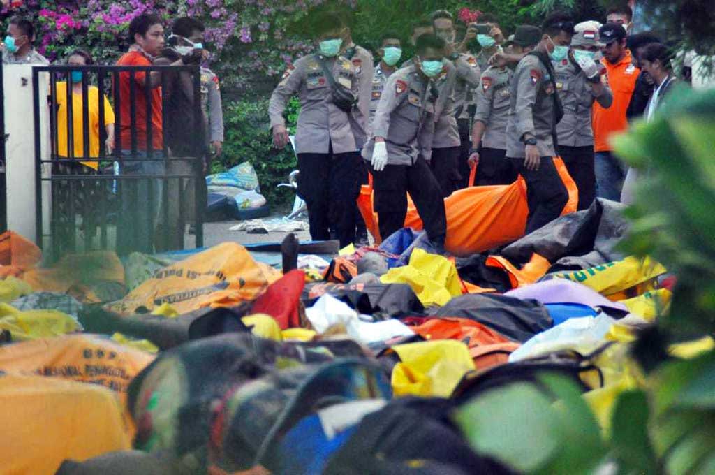 Indonesia earthquake: Authorities announce mass burial to avoid spread ...