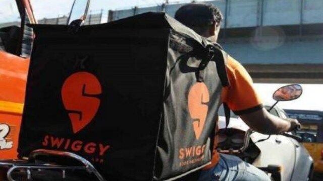 Swiggy delivery boy rides horse amid heavy rain in Mumbai; video goes viral