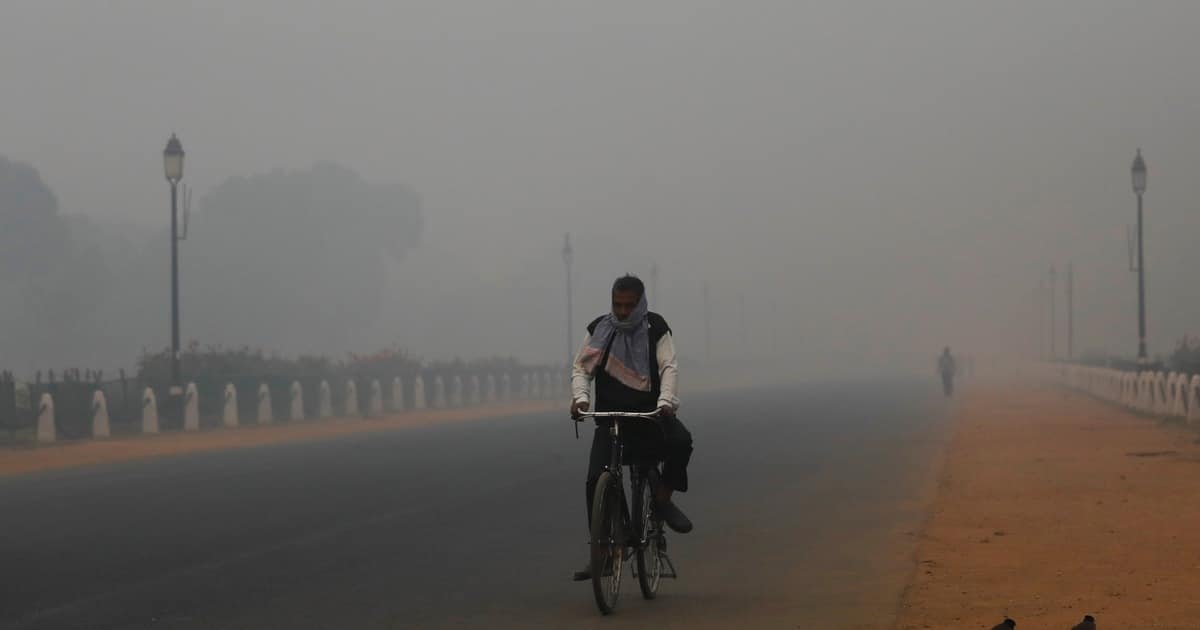 Delhi air quality remains 'very poor' as city wakes up to haze; light ...