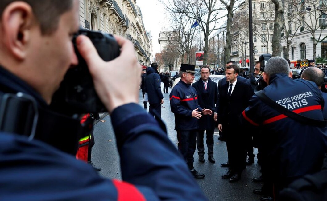 Paris riots: 'Yellow vests' activists torch cars, tag graffiti on ...