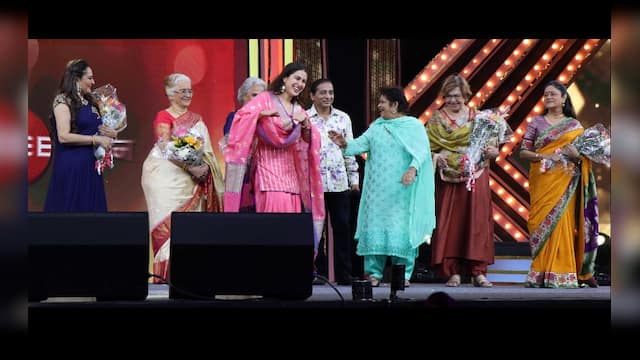 Sara Ali Khan, Rekha, Kangana Ranaut attend Marathi Taraka Awards 2019 ...