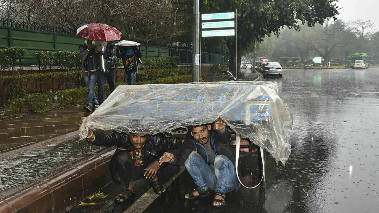 Delhi-NCR hit by hailstorm and heavy rain; 18 flights diverted from IGI ...