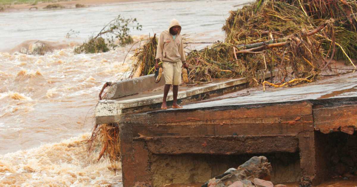 300 dead, 35,000 at risk as Cyclone Idai rages through Mozambique ...