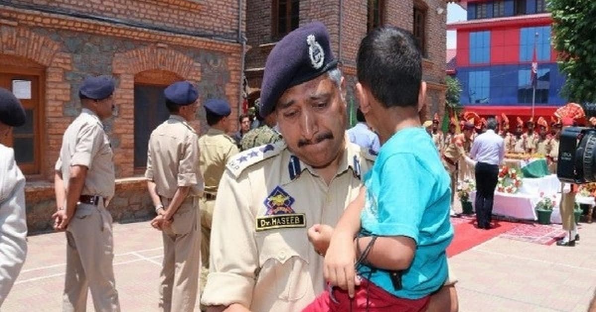 Srinagar SSP Haseeb Mughal breaks down as he carries son of cop killed ...