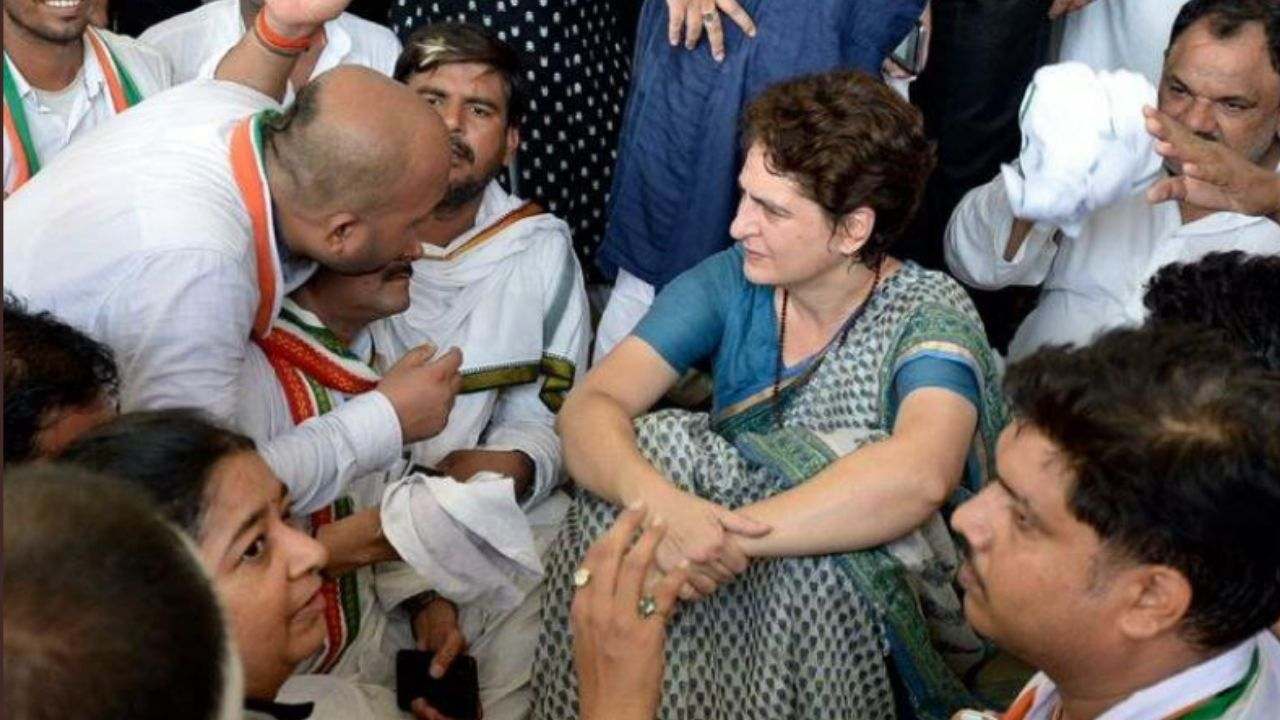 Sonbhadra massacre: Congress delegation pays compensation to victims ...