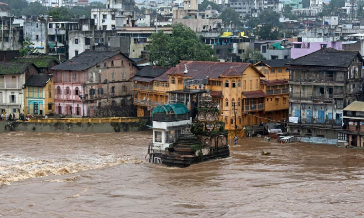 Flood alert raised in Andhra Pradesh as river Godavari crosses 50-ft ...