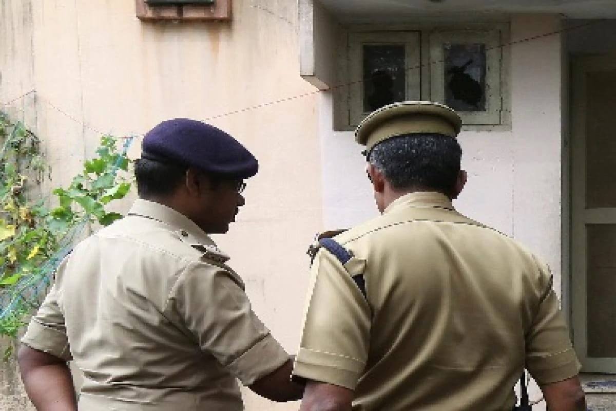 Bengal villagers, demanding arrest of cop found in 'compromising ...