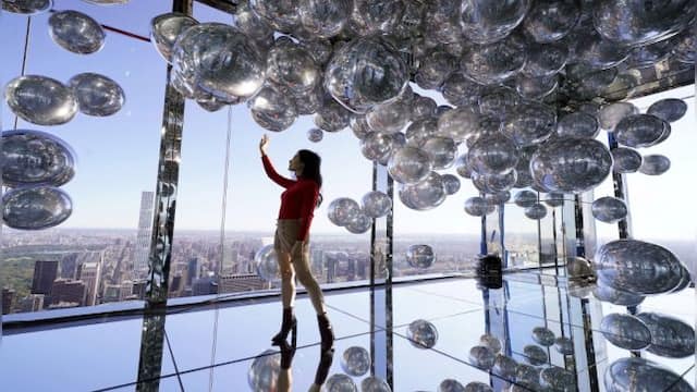 Don't look down! Dizzying glass box observatory allows you to stand on ...