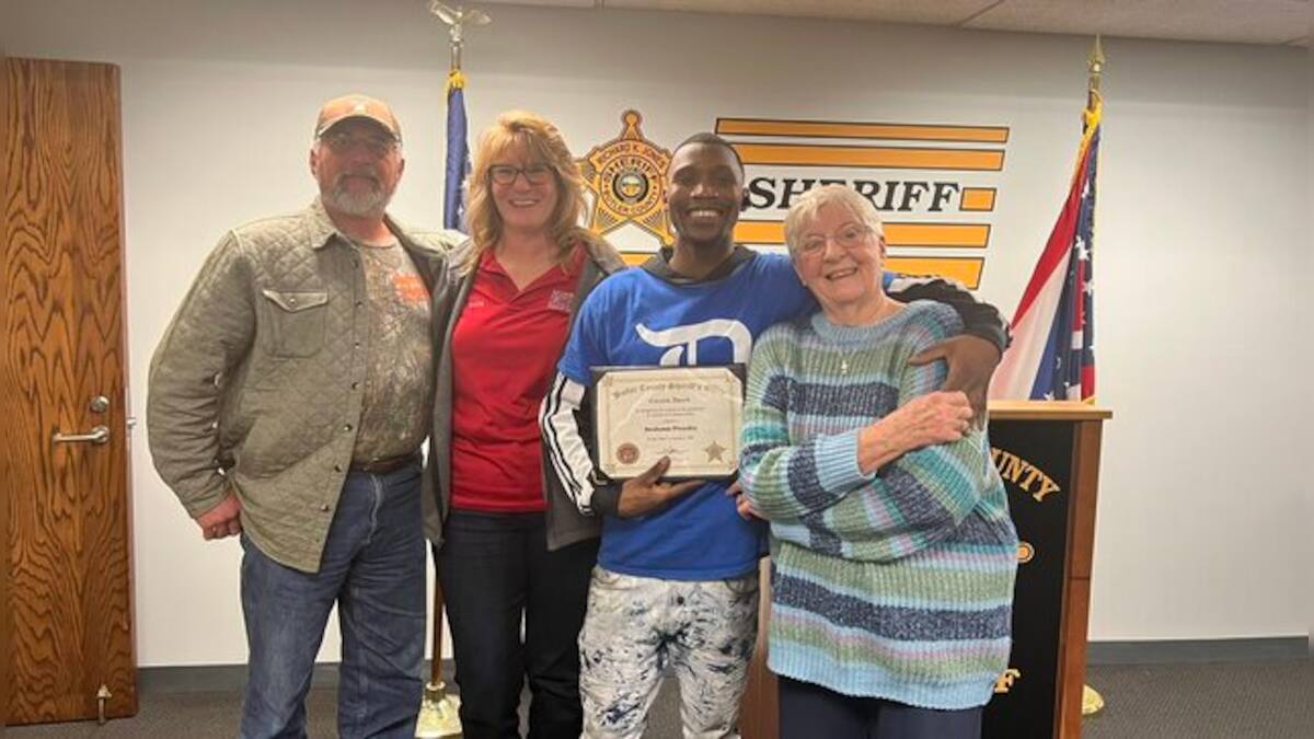 Ohio man nabs thief fleeing with elderly woman's purse, awarded Citizen ...