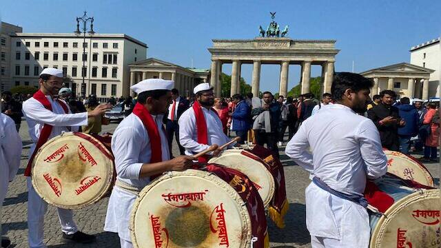 PM Modi receives grand welcome from Indian diaspora in Germany, meets ...