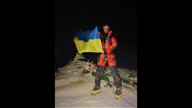 Russian mountaineer unfurls Ukrainian flag on Mount Everest to protest ... Russian mountaineer unfurls Ukrainian flag on Mount Everest to protest ...