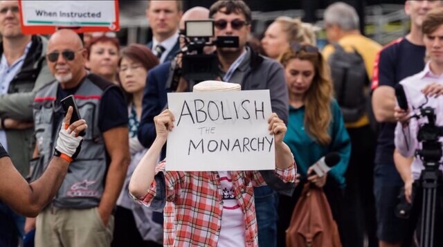 UK: Woman who held 'abolish monarchy' sign at King Charles ...