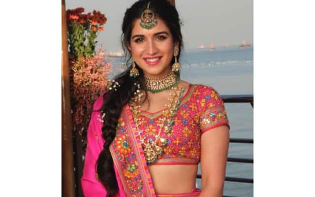 Radhika Merchant glows in pink at her mehendi, Isha Ambani dons ...