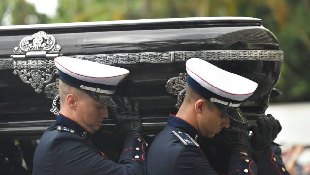 Pele burial: Fans wave Brazil football great final good bye