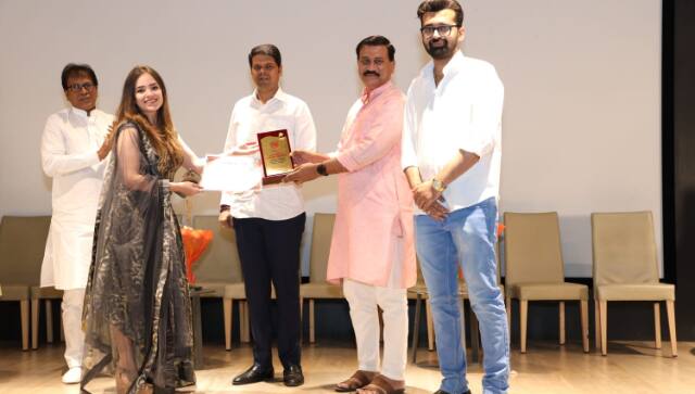 Famous content creator Simran Dhanwani bags the 'Pride of Thane' award ...