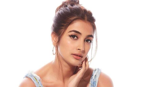Pooja Hegde Captivates Fans and Critics Alike, Earning Title of 'Jaan ...