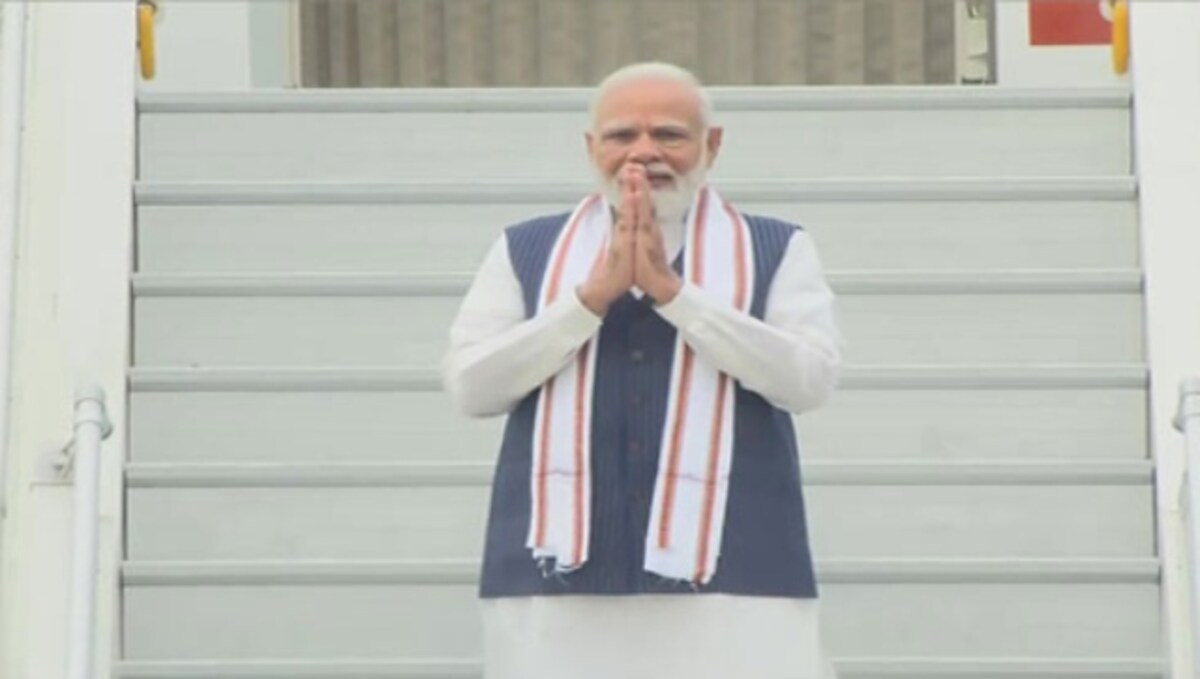 Narendra Modi Standing Photo Hd