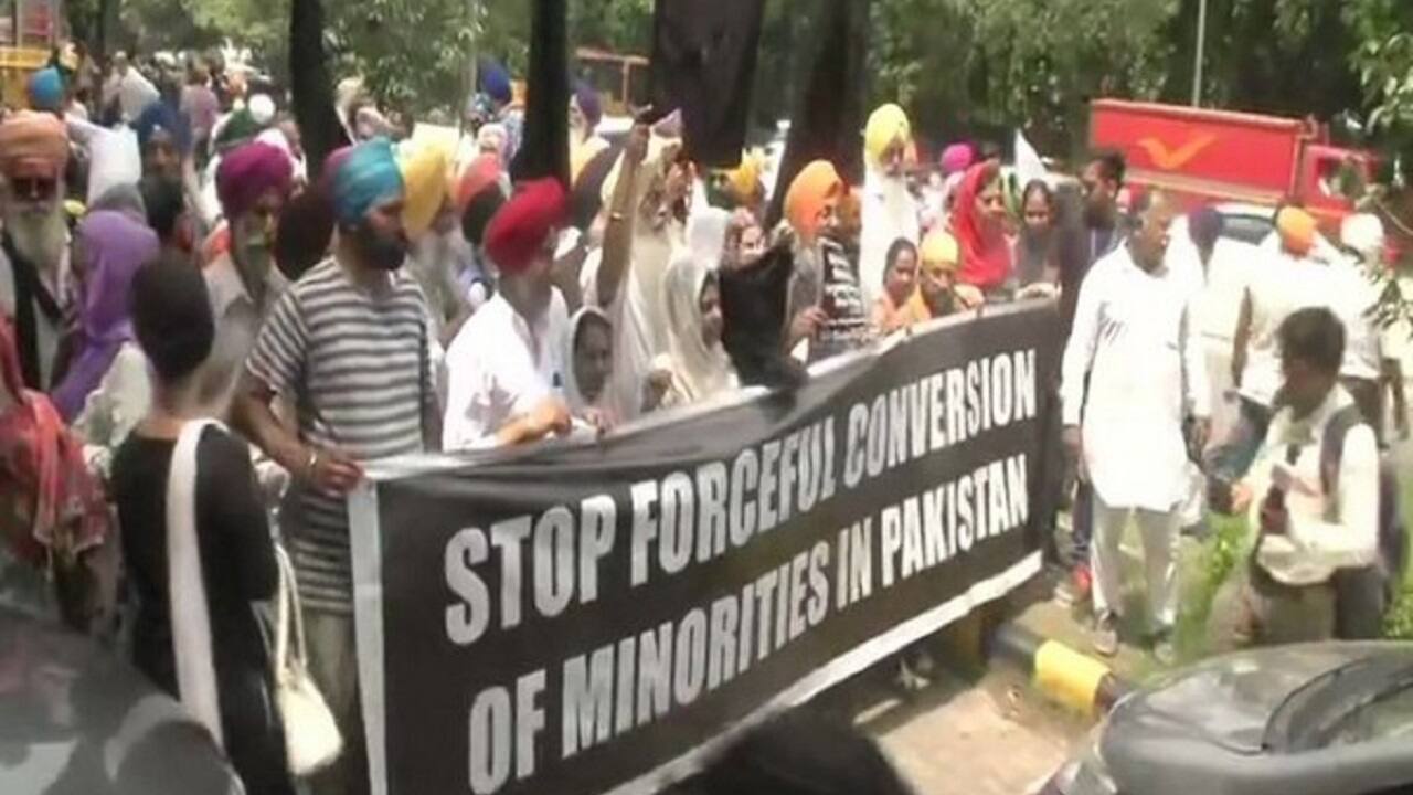 Members of Sikh community march outside Pakistan High Commission to ...