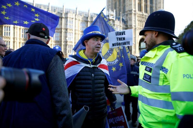 Angry protests bring Britain's Brexit divide to parliament's doors ...