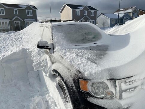 Canadian Troops Help Newfoundland Residents Dig Out After Record