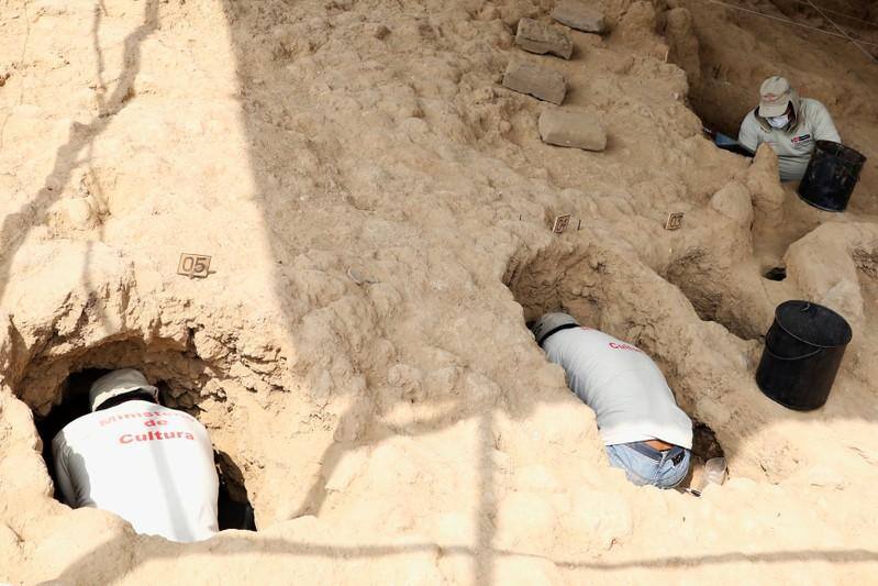 Archaeologists in Peru uncover Incan burial site in desert valley ...