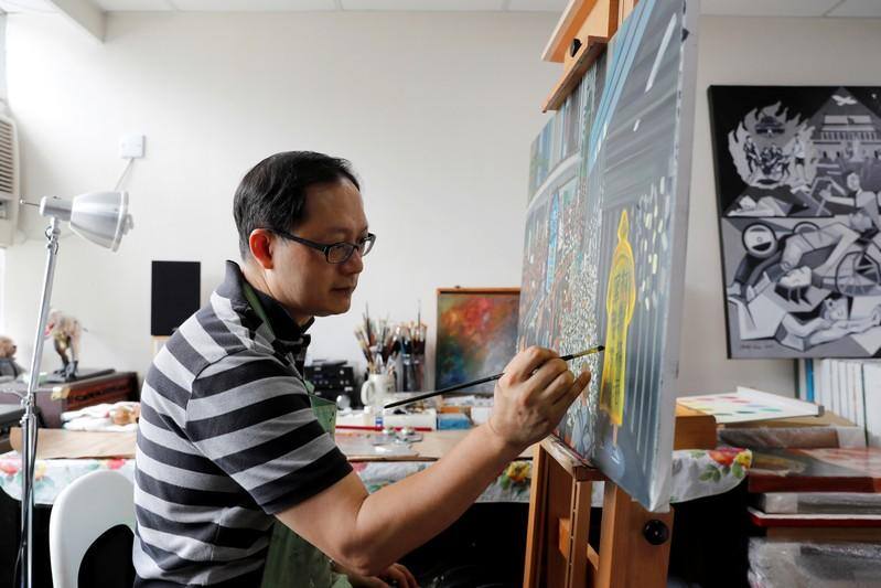 Hong Kong artist wields a paintbrush at Hong Kong mass protests – Firstpost