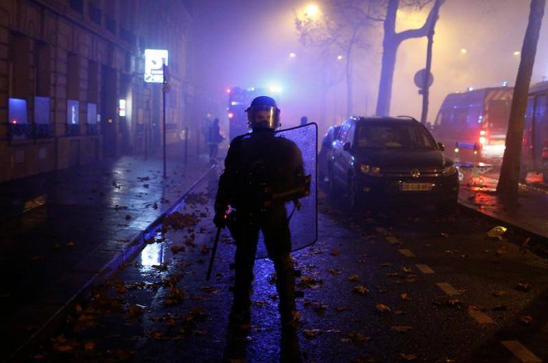 Gangs of "yellow vest" militants set heart of Paris ablaze – Firstpost